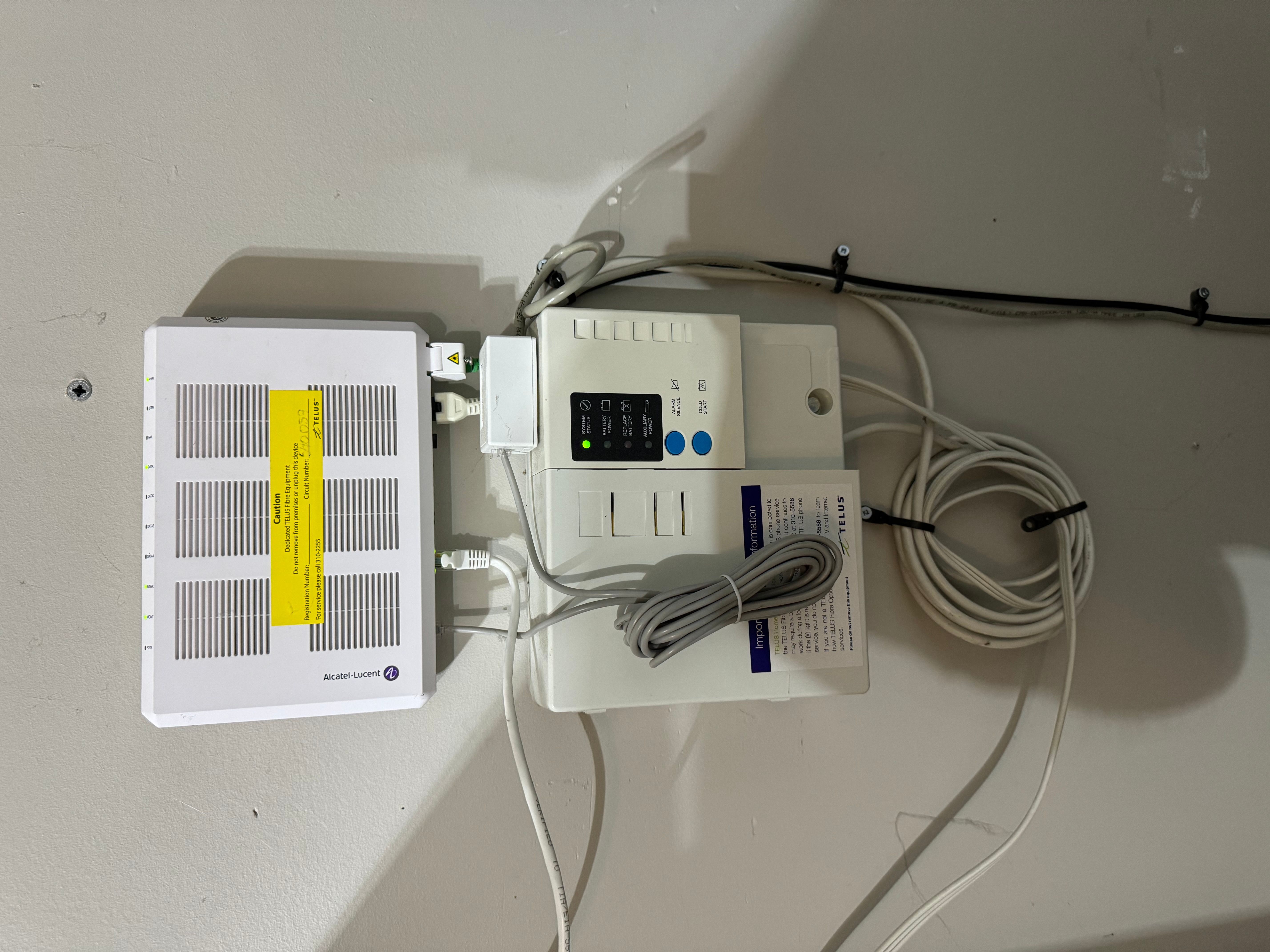 Removing the fibre cable from the Alcatel-Lucent ONT | TELUS Neighbourhood