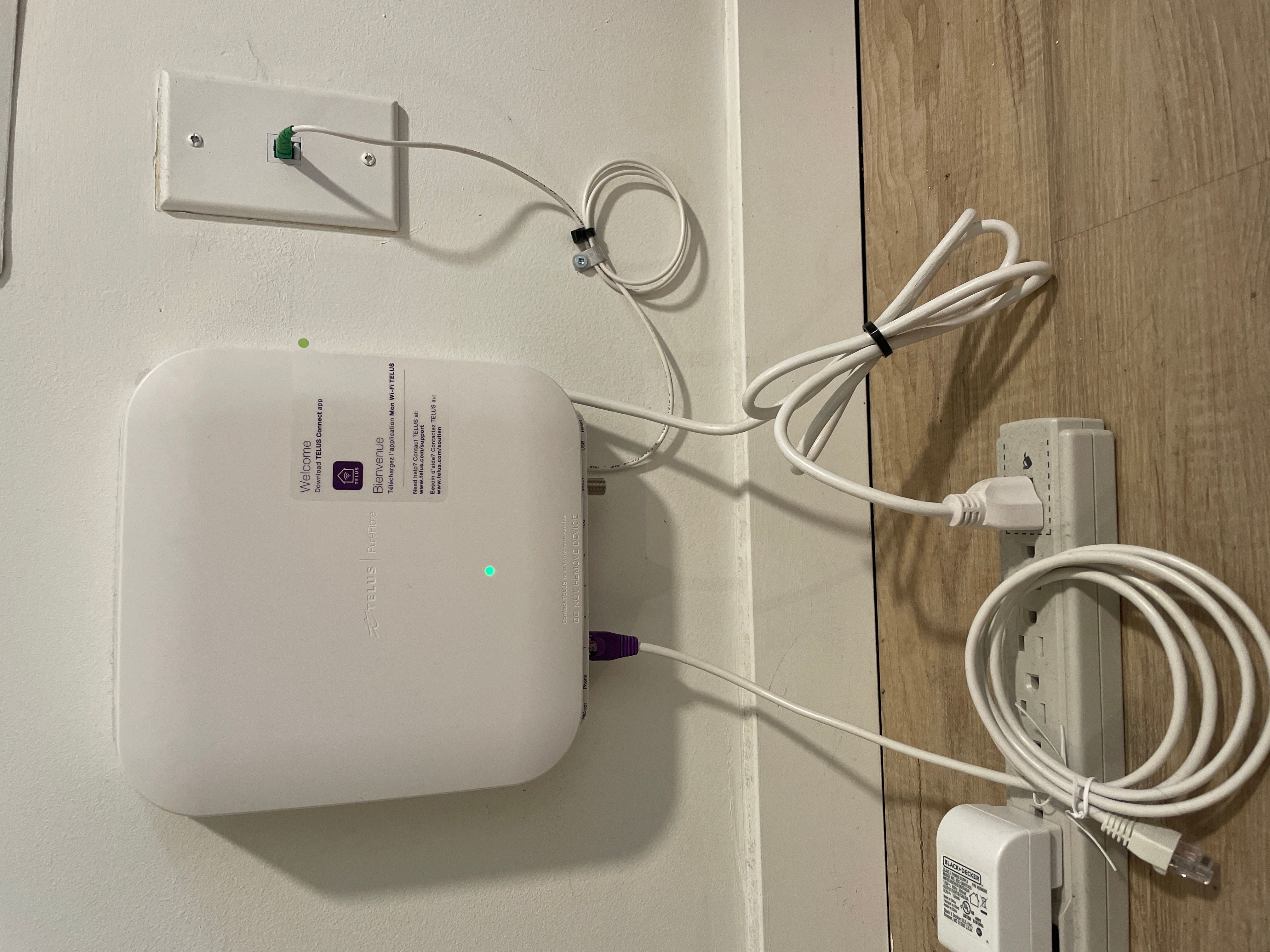 I just moved to a new place and the wifi modem looks like this | TELUS ...